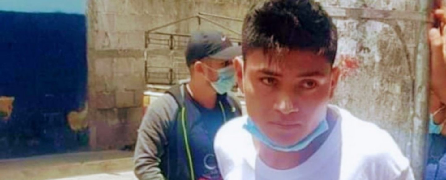 Joven es amarrado a un poste por no pagar recarga telefónica