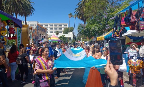 Chapines en Los Ángeles abarrotan feria cultural guatemalteca