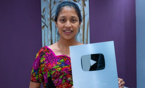 Cantante chapina Ana Gonzales recibe una placa plateada de YouTube